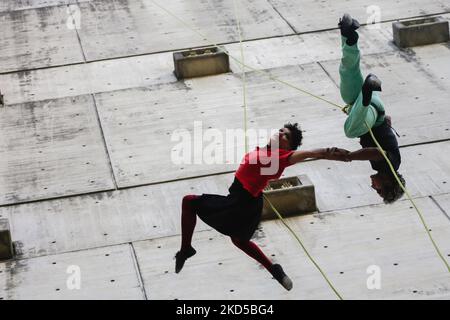 Tänzer führen am 17. März 2022 in einem Museum in der Innenstadt von ...