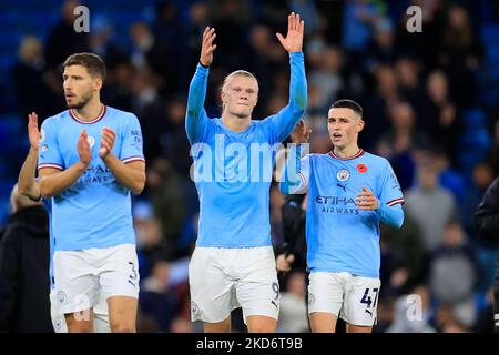 Erling Haaland #9 und Phil Foden #47 von Manchester City feiern den Sieg von 2-1 am Ende des ...