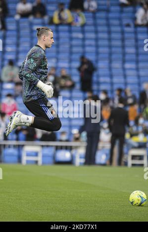 Real Madrid Torhüter Andriy Lunin wärmt vor dem Halbfinale der UEFA ...
