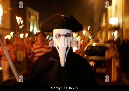 Als Teil der Prozession der Waterloo Bonfire Society trägt dieser Mann ...