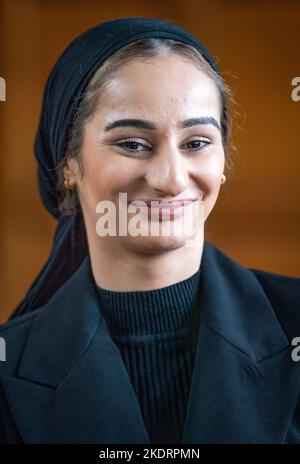 Safiyyah Syeed, der König Charles III. Bei einem Empfang mit jungen ...