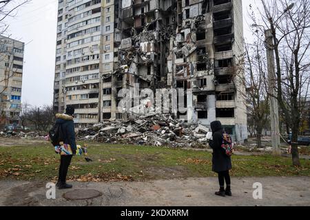 Charkow, Ukraine. 08.. November 2022. Ein Friedhof mit Raketen und ...