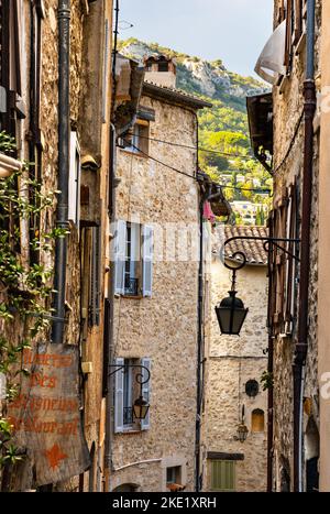 Vence, Frankreich - 6. August 2022: Enge Gassen und farbenfrohe ...