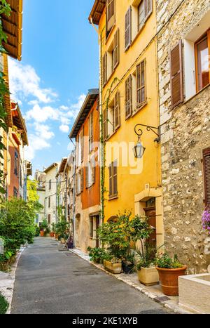 Vence, Frankreich - 6. August 2022: Enge Gassen und bunte historische ...