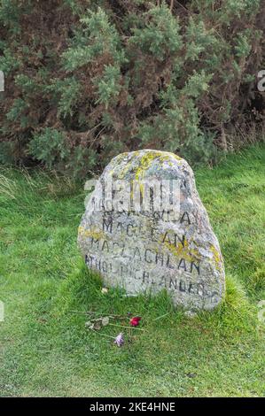 Das Bild zeigt Clan Stone-Gedenkstätten auf dem Schlachtfeld von ...