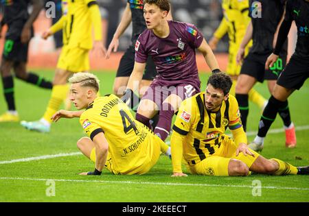 Von links nach rechts Nico SCHLOTTERBECK (DO), Mats HUMMELS (DO) sitzen auf dem Boden, hinter ...