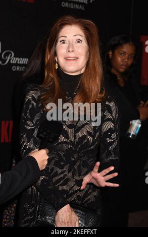 Dana Delaney bei der Premiere von Tulsa King im Regal Cinema am 9 ...