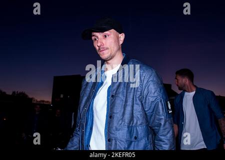 EMMEN, NIEDERLANDE - 12. NOVEMBER: Steven Bergwijn von Ajax feiert nach ...