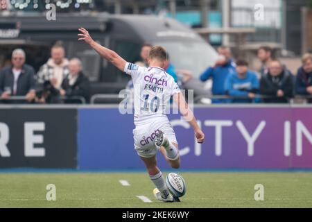 Fin Smith von Northampton Saints hat sich beim Investec Champions Cup ...