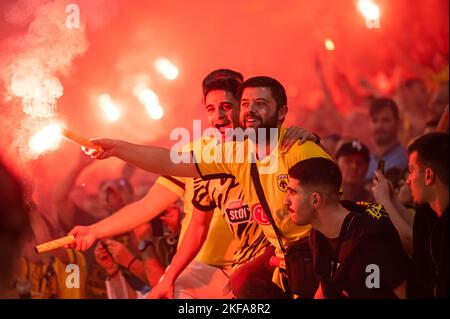 AEK FC-Fans beim ersten Spiel in der OPAP Arena im neuen Stadion ...