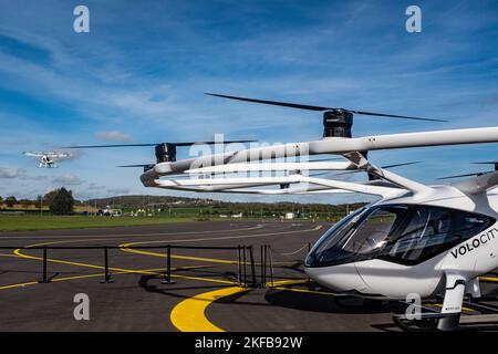 Flugtaxi eVTOL. Volocopter VoloCity an einem Vertiport auf dem ...