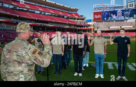 Col. Christopher Meeker, 88. Air Base Wing und Kommandant der Wright ...
