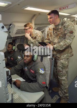E-8C Joint STARS Aircrew-Mitglieder des 116. Airborne Command and ...