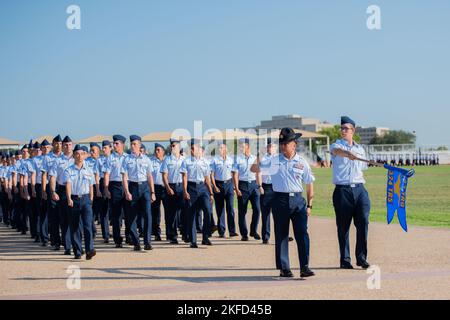 Mehr als 500 Luftwaffe, die dem 324. Training Squadron zugewiesen wurde ...