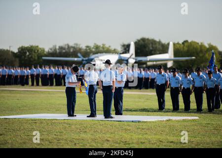 Mehr als 500 Luftwaffe, die dem 324. Training Squadron zugewiesen wurde ...