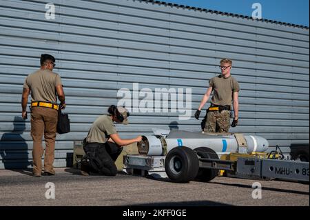 Ein Team der 357. Fighter Generation Squadron Weapons Load Crew ...