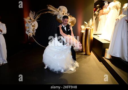 Isabel Edvardsson mit Ehemann Marcus Weiß bei der Haute Couture ...