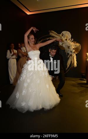 Isabel Edvardsson mit Ehemann Marcus Weiß bei der Haute Couture ...