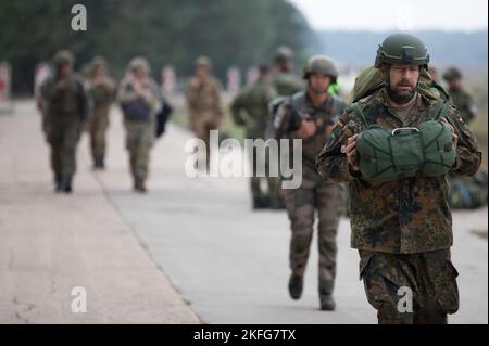 Eine Gruppe von Fallschirmjägern der US-Armee und der Europäischen ...