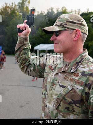 Col. Christopher Meeker, 88. Air Base Wing und Kommandant der Wright ...