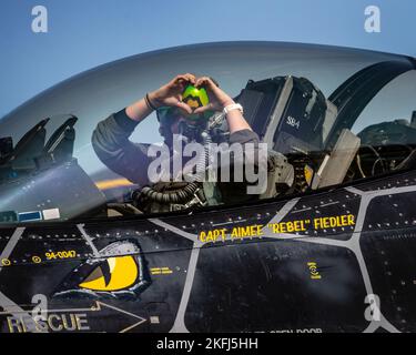 US Air Force Capt. Aimee „Rebel“ Fiedler, F-16 Demonstrationsteam ...