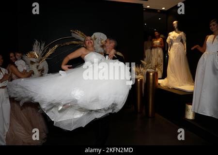 Isabel Edvardsson mit Ehemann Marcus Weiß bei der Haute Couture ...