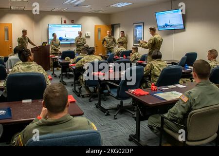Chief Master Sgt. Chin Cox, 22. Air Force Kommandochef, macht ein ...