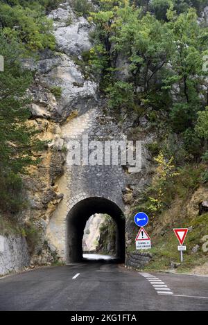 Enger Einfeilentunnel durch Klippen oder Felsaufschlüsse der Verdon ...