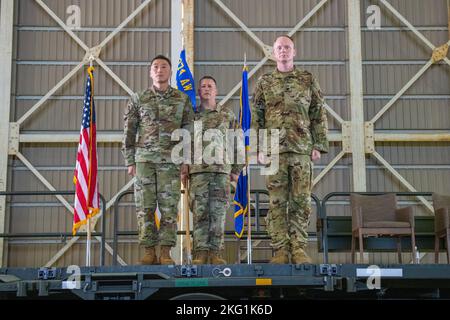 Col. Jun Oh, Kommandant der 374. Operations Group, links, gibt einen ...