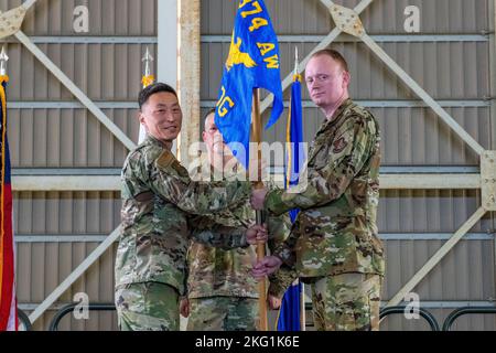 Col. Jun Oh, Kommandant der 374. Operations Group, links, gibt einen ...