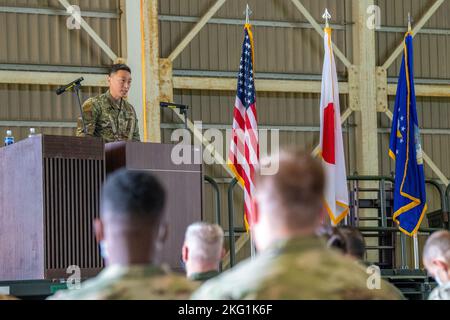 Col. Jun Oh, Kommandant der 374. Operations Group, links, gibt einen ...