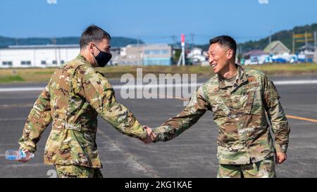 Col. Jun Oh, Kommandant der 374. Operations Group, links, gibt einen ...