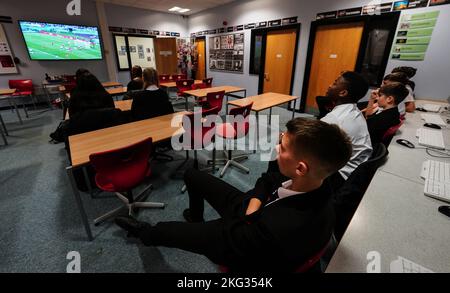 Die Kinder der Caludon Castle School, Coventry, feiern Englands viertes ...