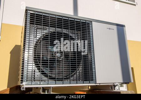 Vitocal 200 Luft-/Wasser-Wärmepumpe des Herstellers Viessmann auf einem ...