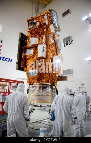 JPSS-2 Mate SC zu LOFTID Stack. Techniker unterstützen bei der ...