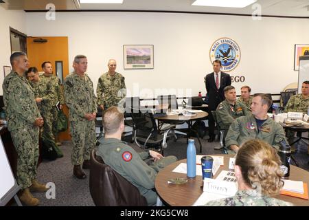 Hinterer Adm. Pete Garvin, Mitte-links, Kommandant, Naval Education and ...