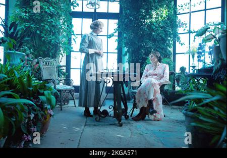 LADY CHATTERLEYS LIEBHABER, von links: Emma Corrin, Matthew Duckett ...