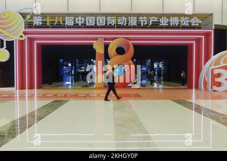HANGZHOU, CHINA - 24. NOVEMBER 2022 - Besucher fotografieren animierte ...