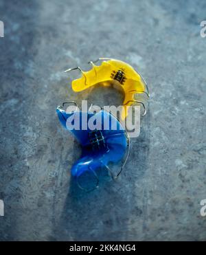 Zahnplatten zur Bisskorrektur und zahnärztliche Behandlung. Abnehmbare ...