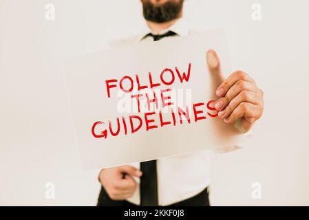 Textzeichen mit der Aufschrift „Befolgen Sie die Richtlinien ...