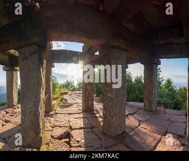 Vogesengebirge: Rekonstruierter Tempel des Vosegus auf dem Mont Donon ...