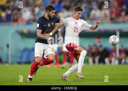 Dänemarks Jesper Lindstrom (links) und Frankreichs Jules Kounde kämpfen ...