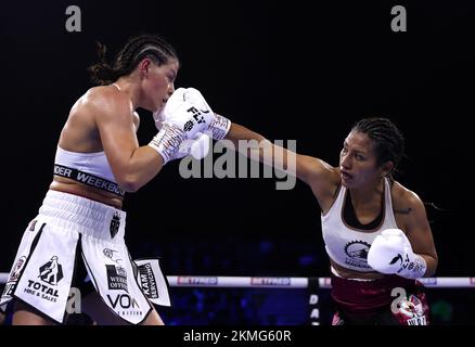 Anahi Ester Sanchez (links) und Sandy Ryan in der WBC International Super Light-Runde in der OVO ...