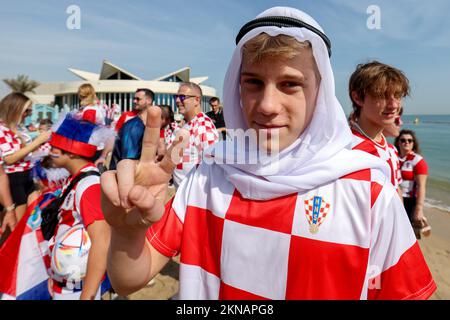 Kroatische Fans mit einer 200 Meter langen Flagge am Strand vor dem ...