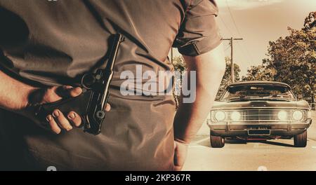 Undercover-Detektiv aus dem Jahr 1960 nähert sich vorsichtig einem ...