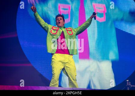 Der italienische Sänger Luigi Calagna (Luì) von Me Contro Te tritt auf ...