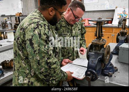 Vice ADM. Rick Cheeseman, Chief of Naval Staff, hört zu, wie Seeleute ...