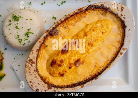 Quenelle, Spezialität von Lyon, ovale Teigtaschen gefüllt mit weißem ...