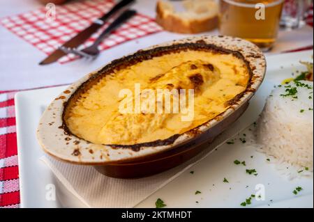 Quenelle, Spezialität von Lyon, ovale Teigtaschen gefüllt mit weißem ...