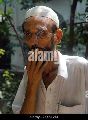 Peshawar, Khyber Pakhtunkhwa/Pakistan: Alter Pakistaner mit Hut und ...